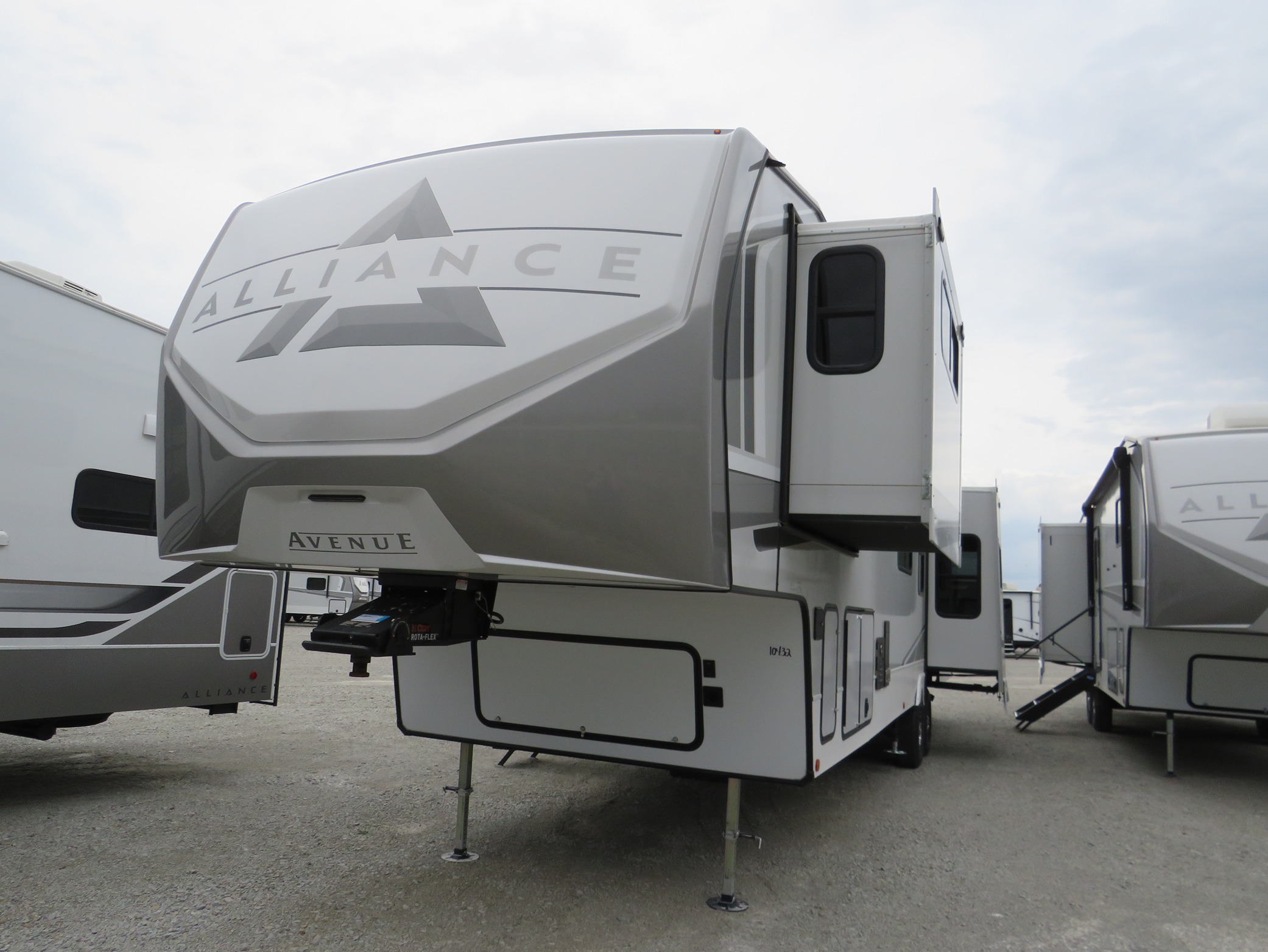 2025 AVENUE 38DBL FIFTH WHEEL RVs for Sale in Ohio With Nationwide Delivery